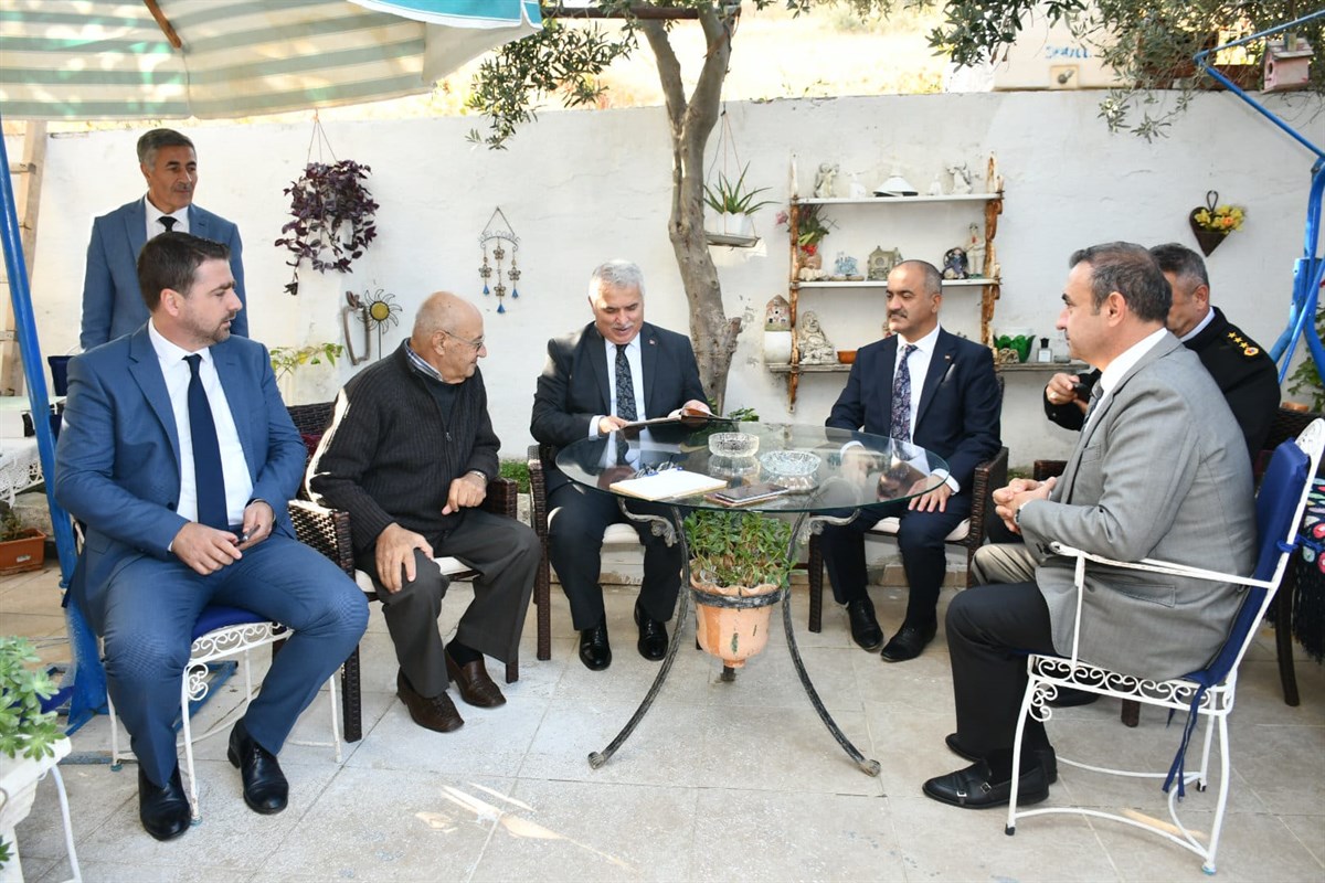 Vali Aziz Yıldırım Şehit Ailesini Ziyaret Etti Vali Aziz Yıldırım Şehit Ailesini Ziyaret Etti