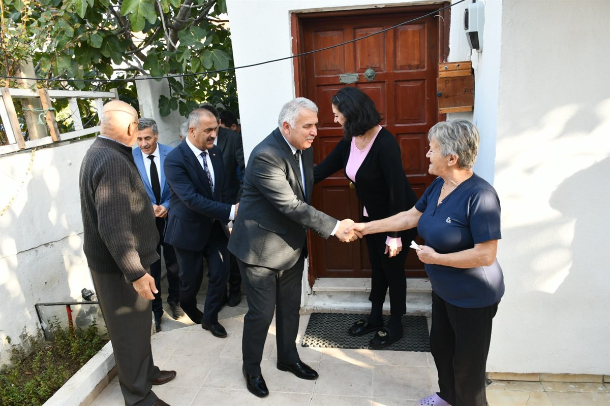 Vali Aziz Yıldırım Şehit Ailesini Ziyaret Etti Vali Aziz Yıldırım Şehit Ailesini Ziyaret Etti