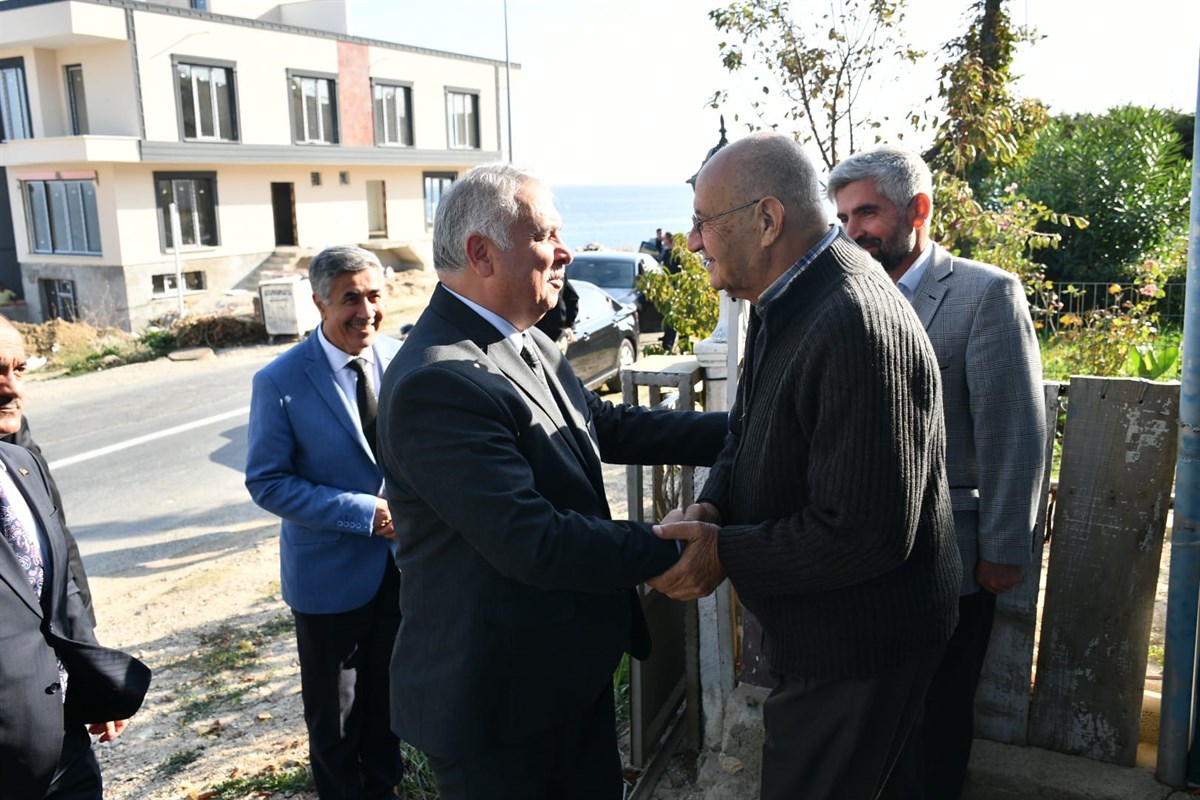 Vali Aziz Yıldırım Şehit Ailesini Ziyaret Etti Vali Aziz Yıldırım Şehit Ailesini Ziyaret Etti