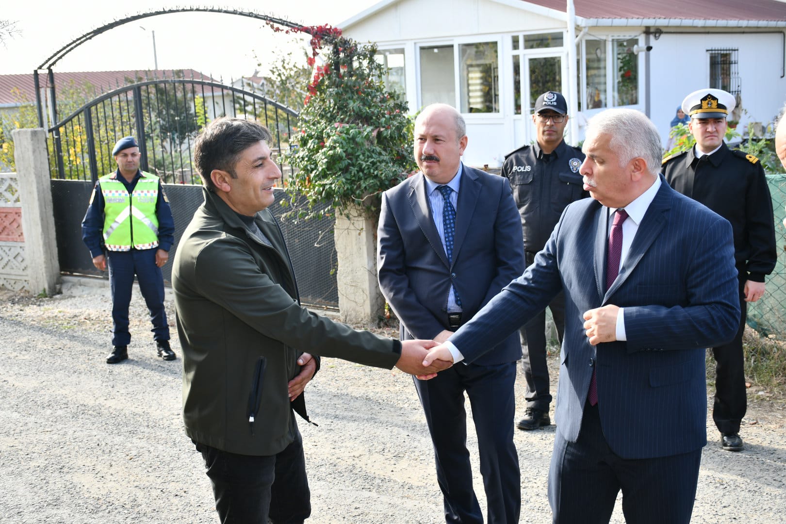 Vali Aziz Yıldırım Şehit Ailesini Ziyaret Etti Vali Aziz Yıldırım Şehit Ailesini Ziyaret Etti