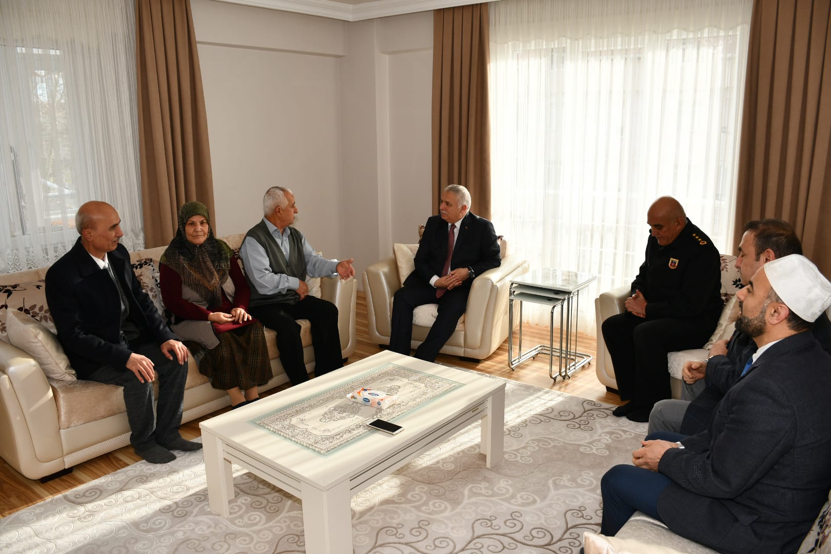 Vali Aziz Yıldırım Şehit Ailesini Ziyaret Etti Vali Aziz Yıldırım Şehit Ailesini Ziyaret Etti