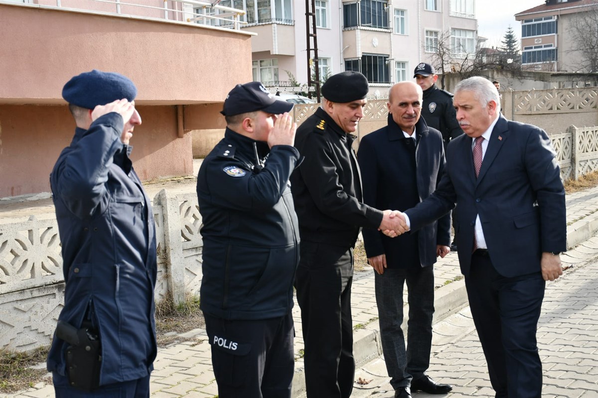 Vali Aziz Yıldırım Şehit Ailesini Ziyaret Etti Vali Aziz Yıldırım Şehit Ailesini Ziyaret Etti