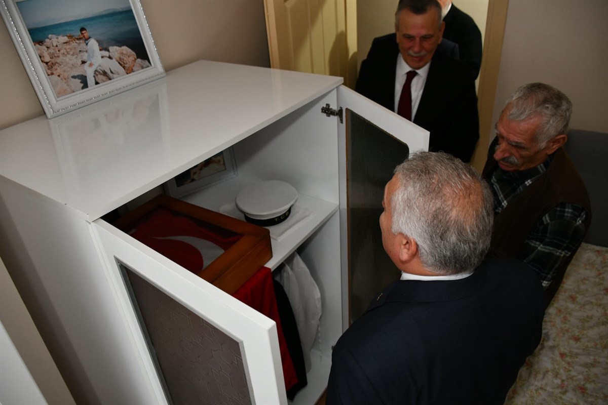 Vali Aziz Yıldırım Şehit Ailesini Ziyaret Etti Vali Aziz Yıldırım Şehit Ailesini Ziyaret Etti