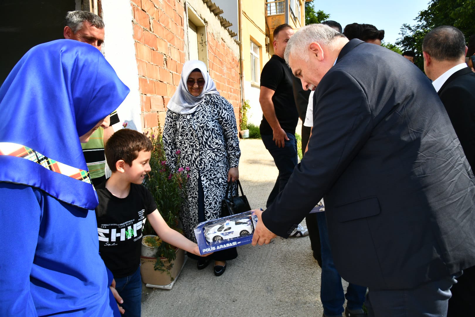Vali Aziz Yıldırım Şehit Ailesinin Bayramını Kutladı Vali Aziz Yıldırım Şehit Ailesinin Bayramını Kutladı